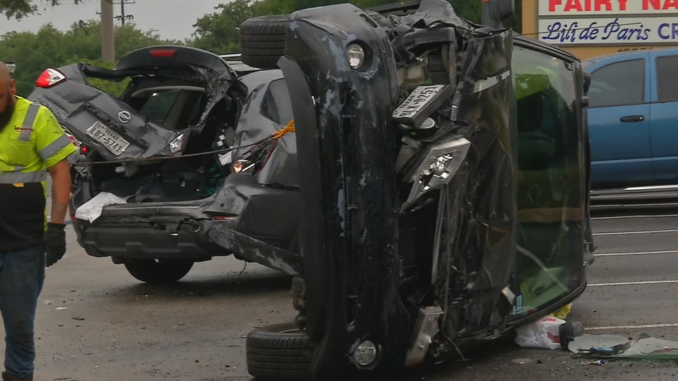 Vehicle veers off road into parking lot, hits three parked cars | WOAI Vehicle veers off road into parking lot, hits three parked cars | WOAI